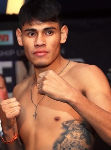 Navarrete retains belt﻿ ﻿in fourth-round TKO - Ghanaian Times