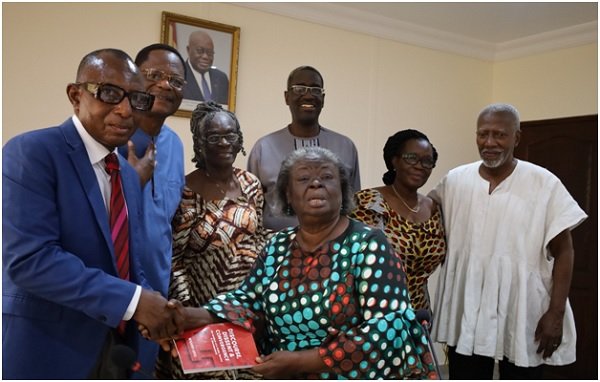 Chief Director donates 350 books on public service machinery to Civil ...
